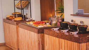 Café da manhã com buffet grátis todos os dias