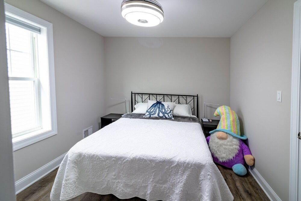 Stunning NEW house! Family Pet Friendly, Bay Views, 3 min to Beach an ...