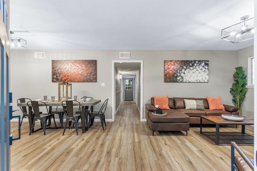 3 Miles From Nas * King And Queen Bed * Covered Patio * Luxury Bath * Open Concept Living - Warrington, FL