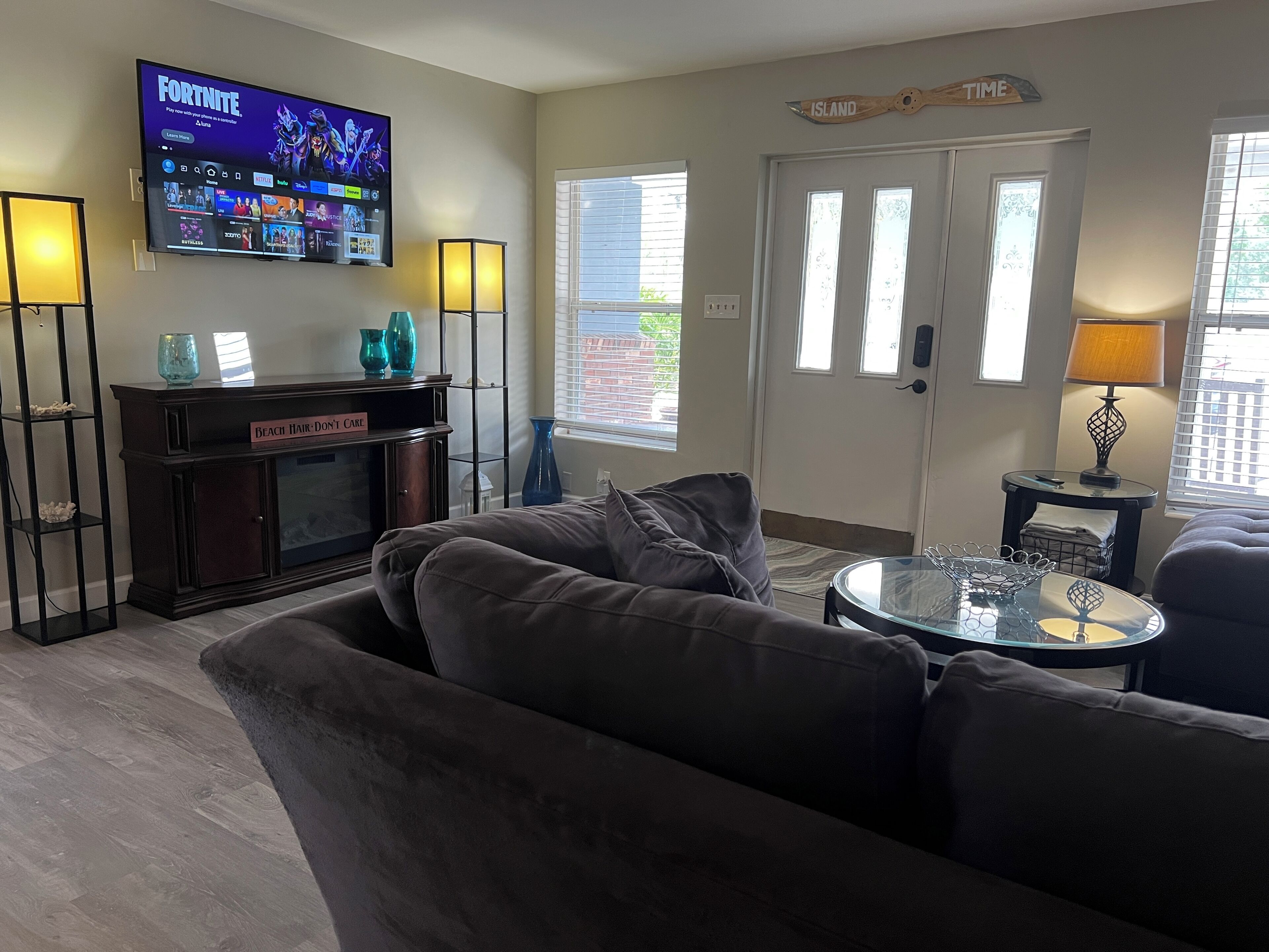 Beachy Holiday Home- 3/2 Up To 5 Guests - Holiday, FL