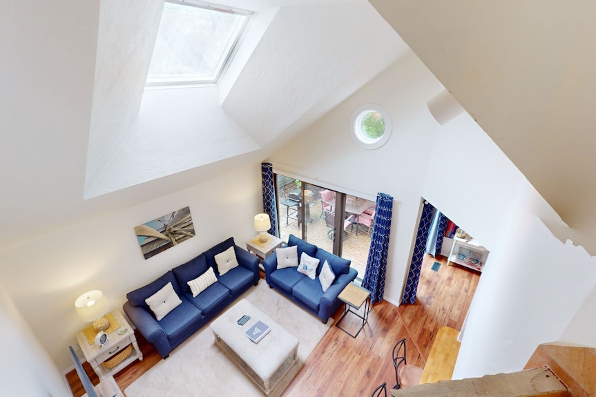 Dog-friendly, Two-story Condo With Community Pool - Close To Mashpee Town Beach - Mashpee, MA