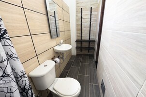 Habitacion doble | Casa de banho | Um polibã, toalhas fornecidas