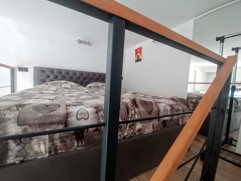 Cozy Apartment In Tbilisi Center, Quiet Italian Yard, Bight And Comfortable Loft - Tbilisi