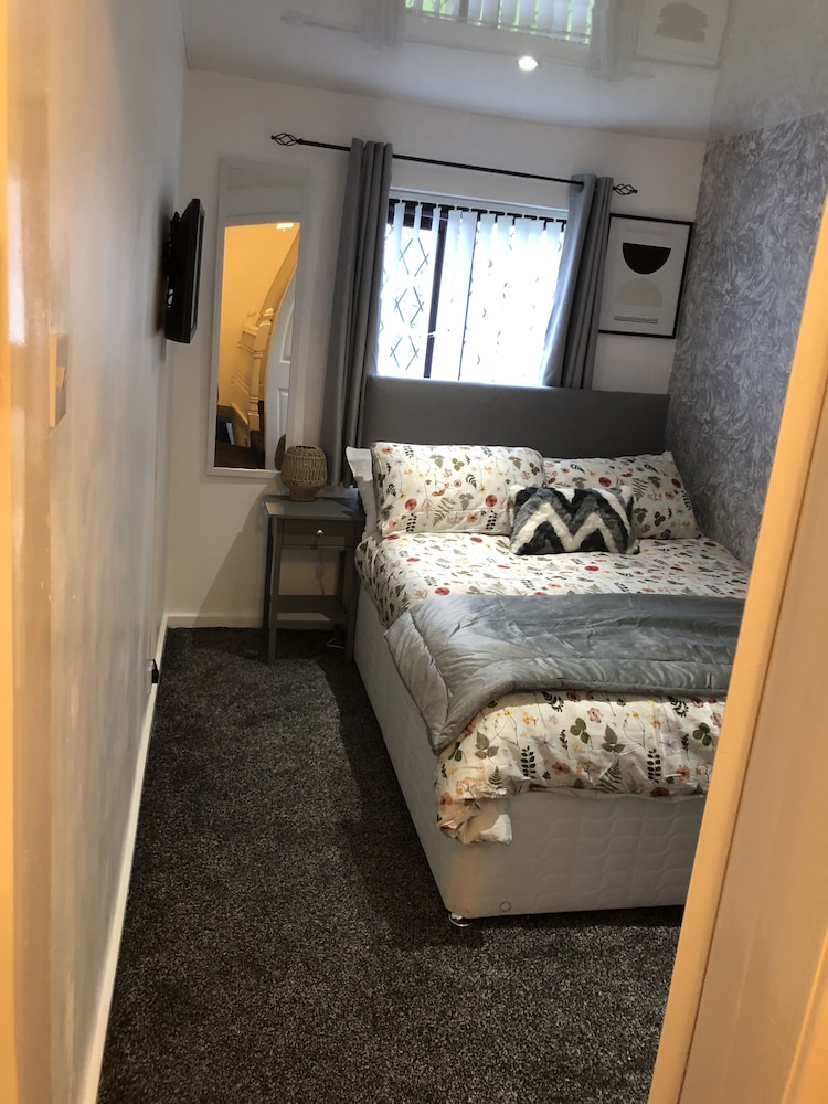 Cosy House With Easy Access To Public Transport - Oldham