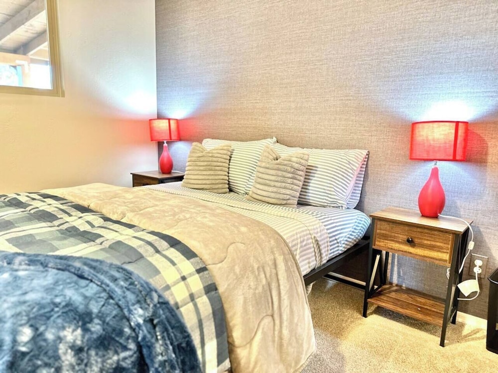 Red Door Cottage | Retro cabin, Pet friendly - Heber | Vrbo