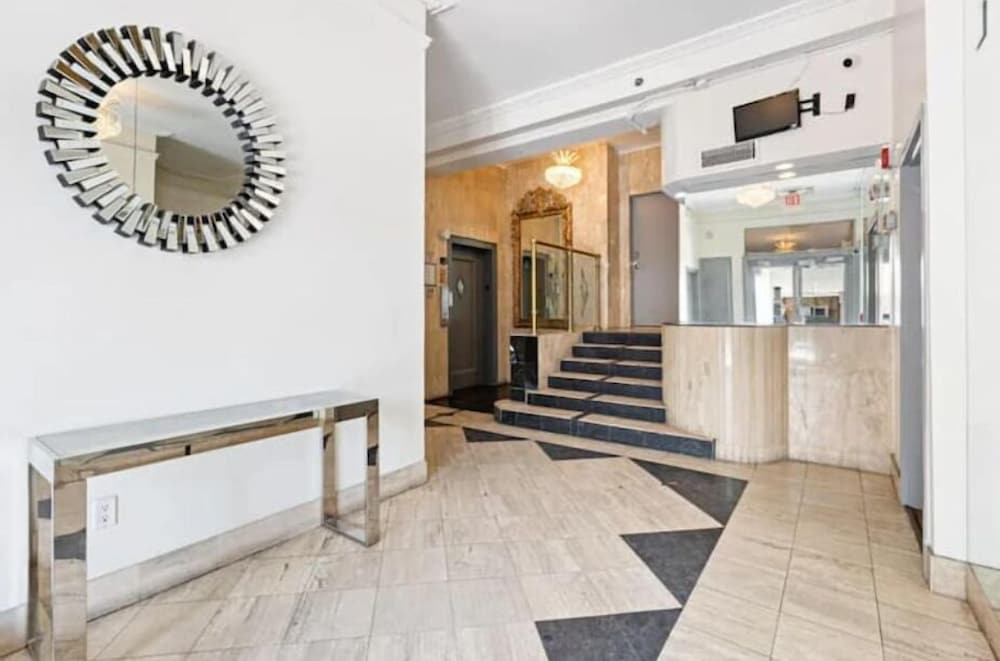 Beachfront On The Sand #117 Freeparking, South Of 5th, 335 Ocean Dr, Miami Beach - Miami Beach, FL