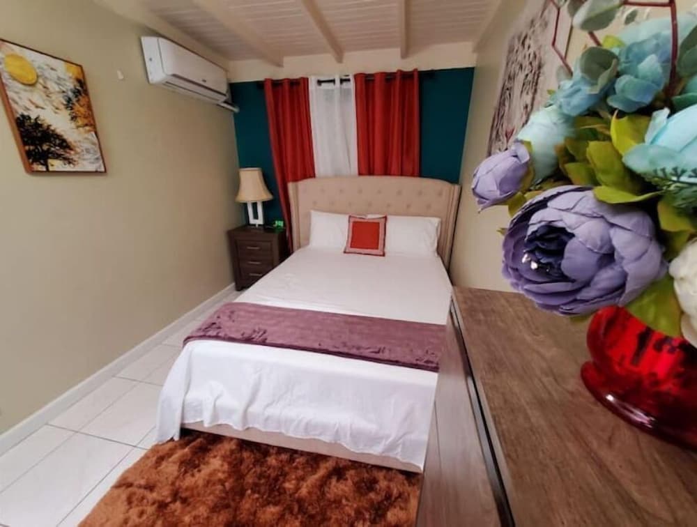 Modern, Stylish 4-br Home Cherry Gardens Kingston - Kingston