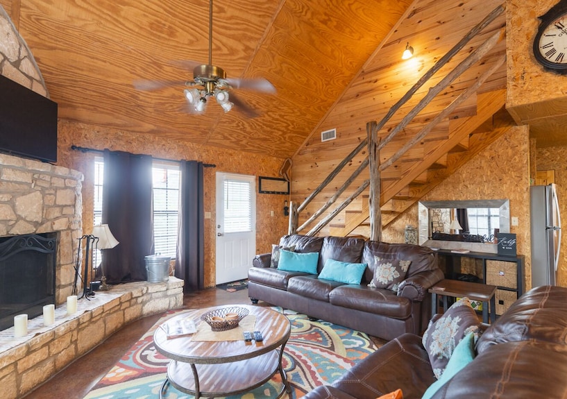 Family Tradition Vacation Home Located In The Canyon Oaks Subdivision - Concan, TX