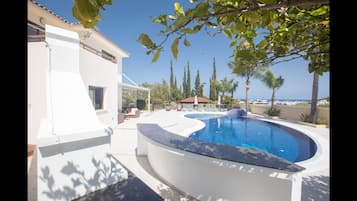 Vila, 4 quartos, piscina particular, vista para o jardim | Piscina | Piscina externa