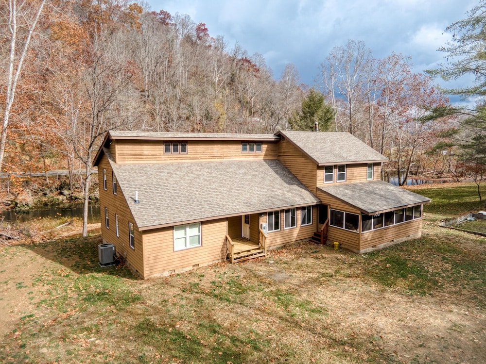 Newly Remodeled 4br Lodge On Wolf Creek - Pembroke, VA