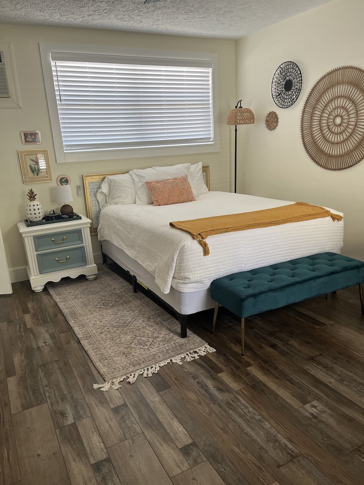 Queen Studio | Safe, Cozy & Convenient Stay - Safety Harbor, FL