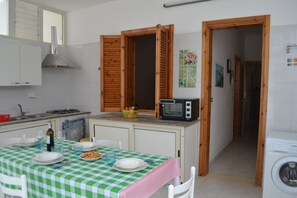 Villa, 2 quartos, fumadores, varanda | Sala de jantar