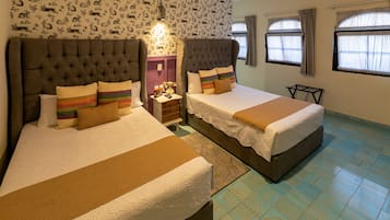 Double Junior Suite | Cofre no quarto, com decoração personalizada, secretária