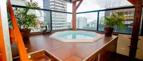 Apartamento, 3 quartos, acessível, piscina privativa | Banheira de hidromassagem interior