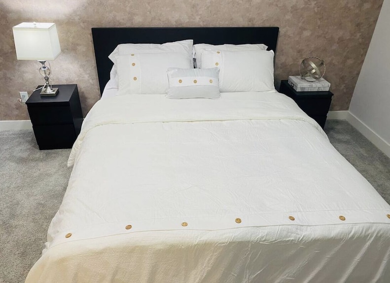 Luxury Private Basement Suit. Private Entrance And Private Parking - Manitoba