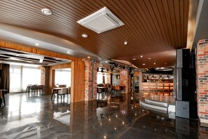 Pequeno-almoço continental diário (8 USD por pessoa) 