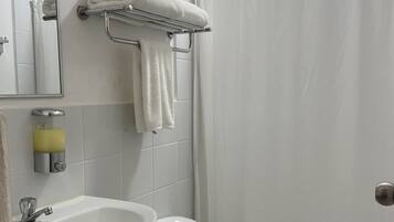 Chuveiro, secador de cabelo, toalhas de banho, sabonete