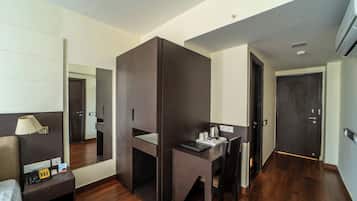 Minibar, cofre no quarto, secretária