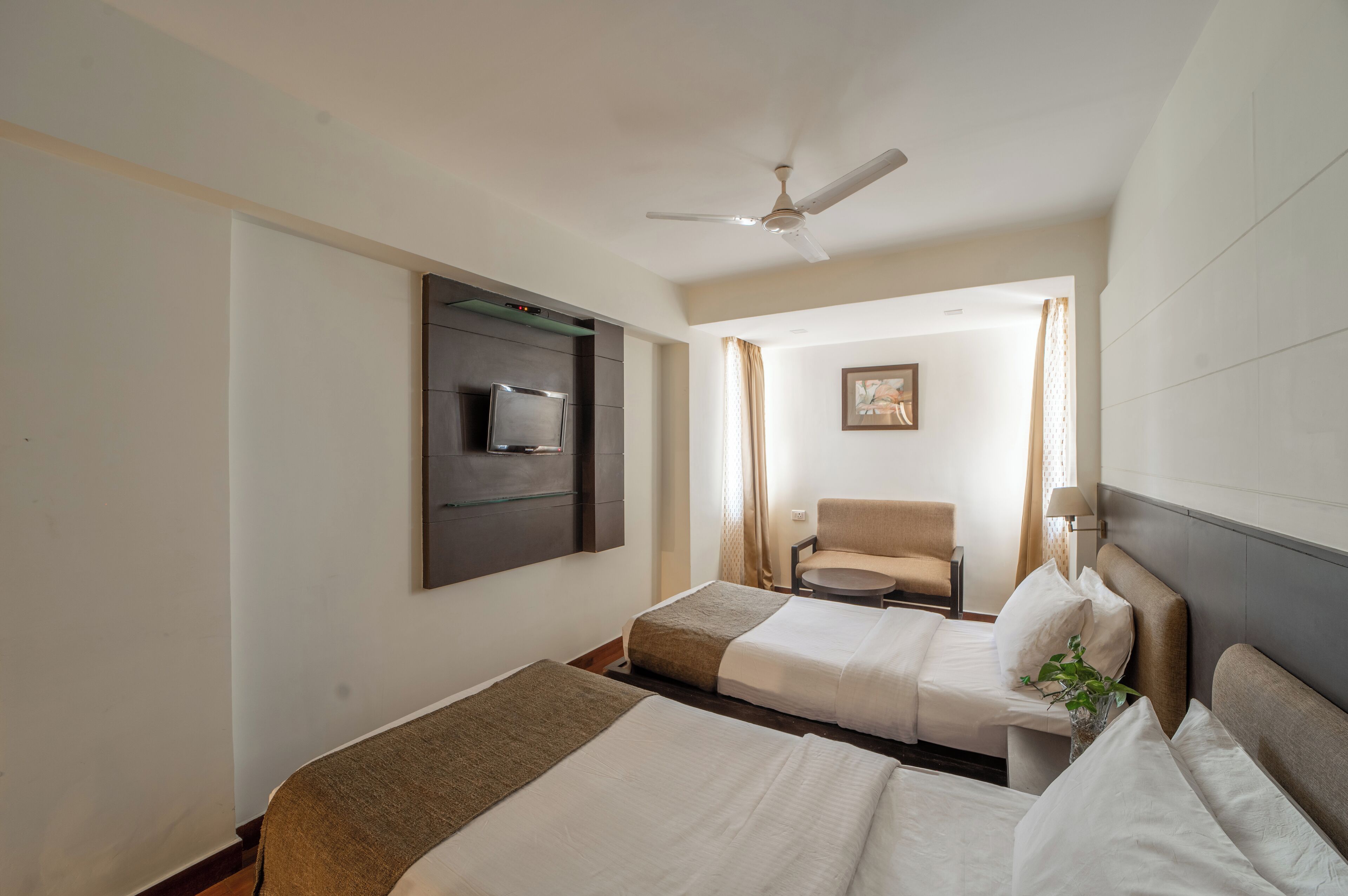 Minibar, cofre no quarto, secretária 