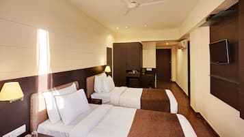 1 quarto, frigobar, cofres nos quartos, escrivaninha