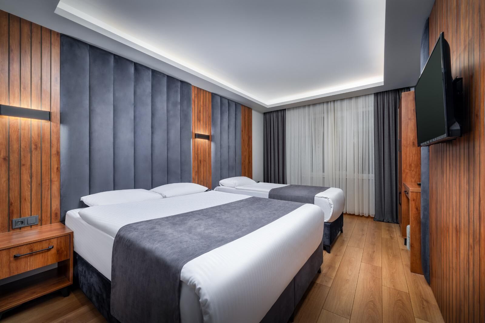 Quarto Triplo Standard | Lençóis de algodão egípcio, roupa de alta qualidade, minibar 