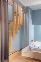 Suite con vasca idromassaggio | Casa de banho | Artigos de higiene ecológicos, um secador de cabelo, chinelos 