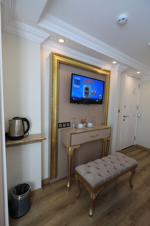 Quarto Duplo Básico, 1 cama de casal, não fumadores, casa de banho privativa | Quartos insonorizados, ferro/tábua de engomar, Wi-fi grátis 