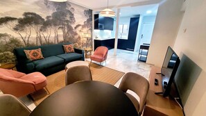 Apartamento superior | Área de estar | Smart TV