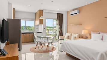 1 quarto, frigobar, cofres nos quartos, escrivaninha