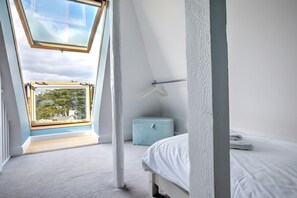3 quartos, individualmente decorados, individualmente mobiliados