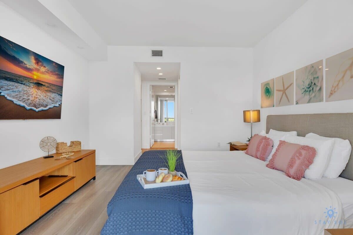 New! 2br Modern Resort W/balcony + Pool - Hallandale Beach, FL