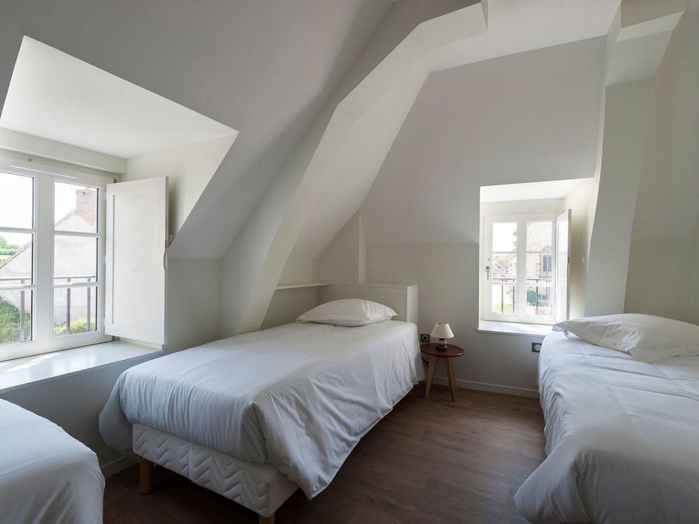 Spacious Countryside Retreat With Game Room And Accessible Facilities - Loire