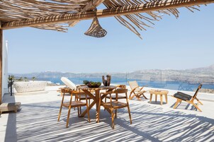 Penthouse Villa with Private Terrace and Panoramic Caldera View | Terraço/pátio interior