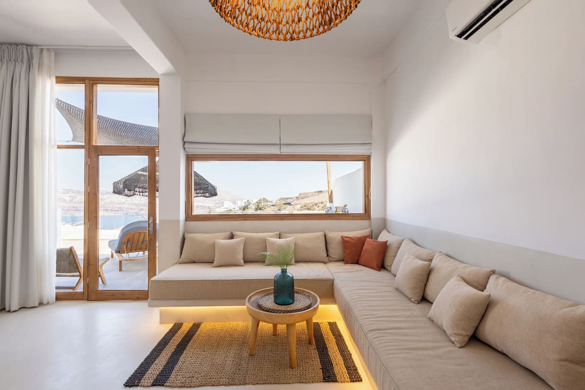 Luxury Suite with Hot Tub and Caldera View | Sala de estar