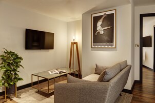 Suíte estúdio superior | Área de estar | TV LED 43 polegadas com canais a cabo, TV, filmes pagos