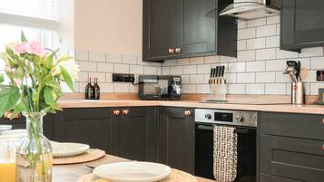 Geladeira, lava-louças, chaleira elétrica, torradeira