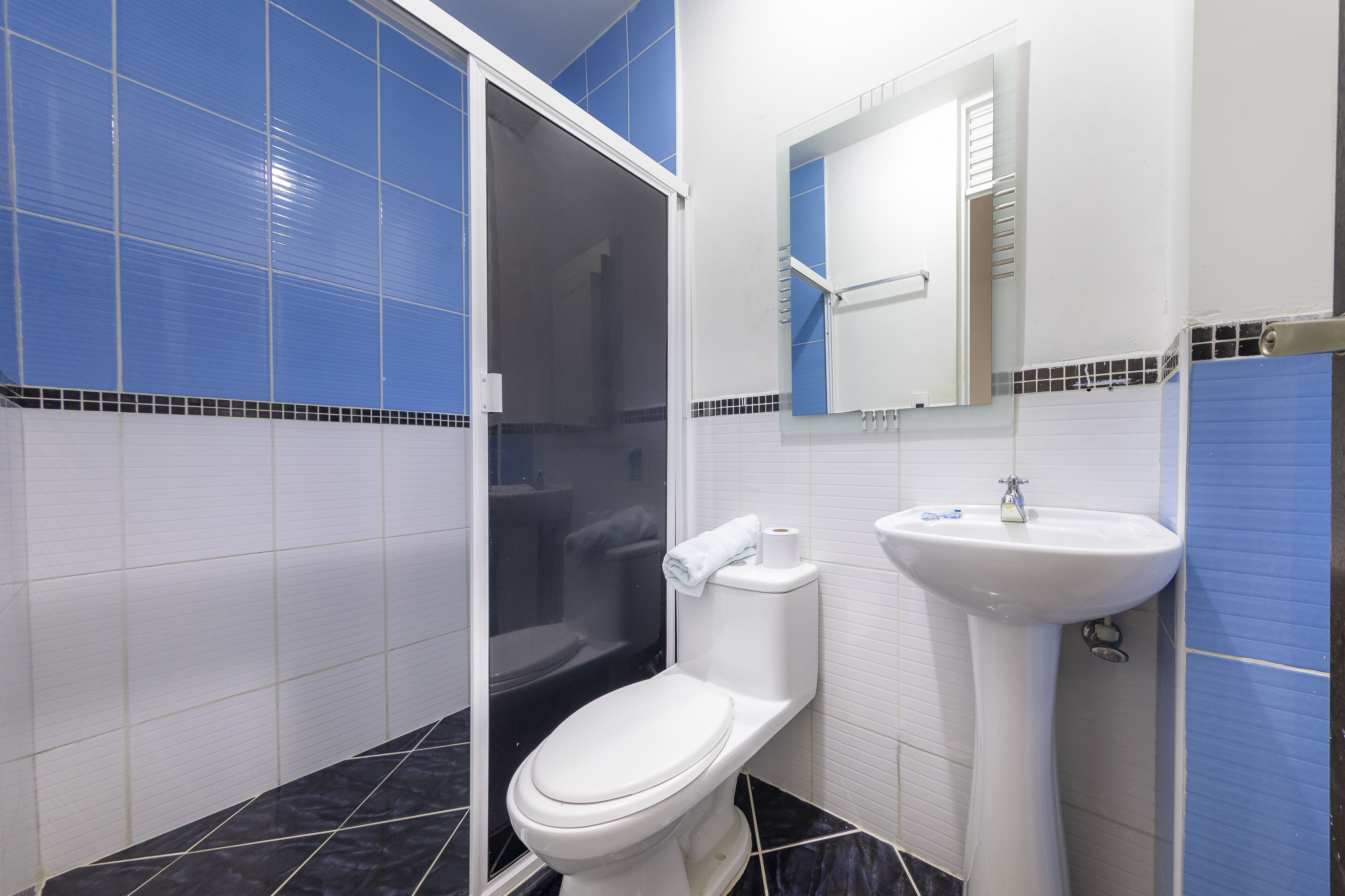 Quarto Twin Standard | Casa de banho | Um polibã, toalhas fornecidas, sabão, papel higiénico 