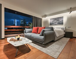 Edredões de penas, minibar, cofre no quarto, secretária 