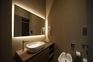 Quarto Deluxe | Casa de banho | Um polibã e uma banheira separados, produtos de higiene exclusivos 