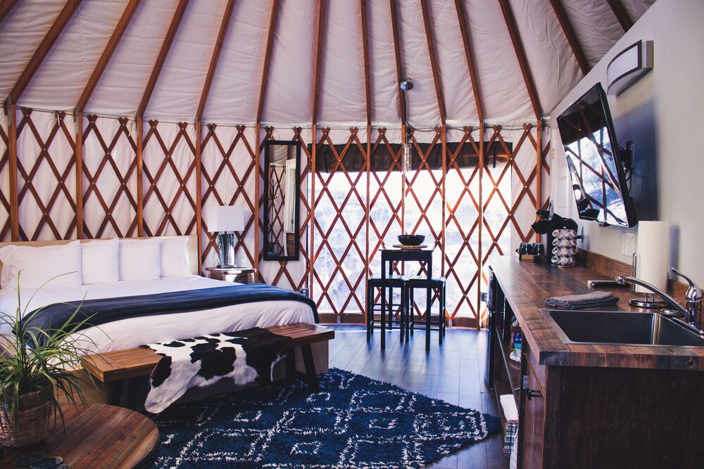 Luxury Glamping Yurt Resort Between National Parks with desert mountain ...