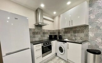 Apartamento Design | Cozinha privada | Um frigorífico/congelador grande, um micro-ondas, um forno 