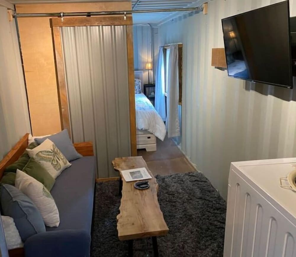 Shabby-chic Rustic-industrial Shipping Container Fully Equiped Tiny Home - British Columbia