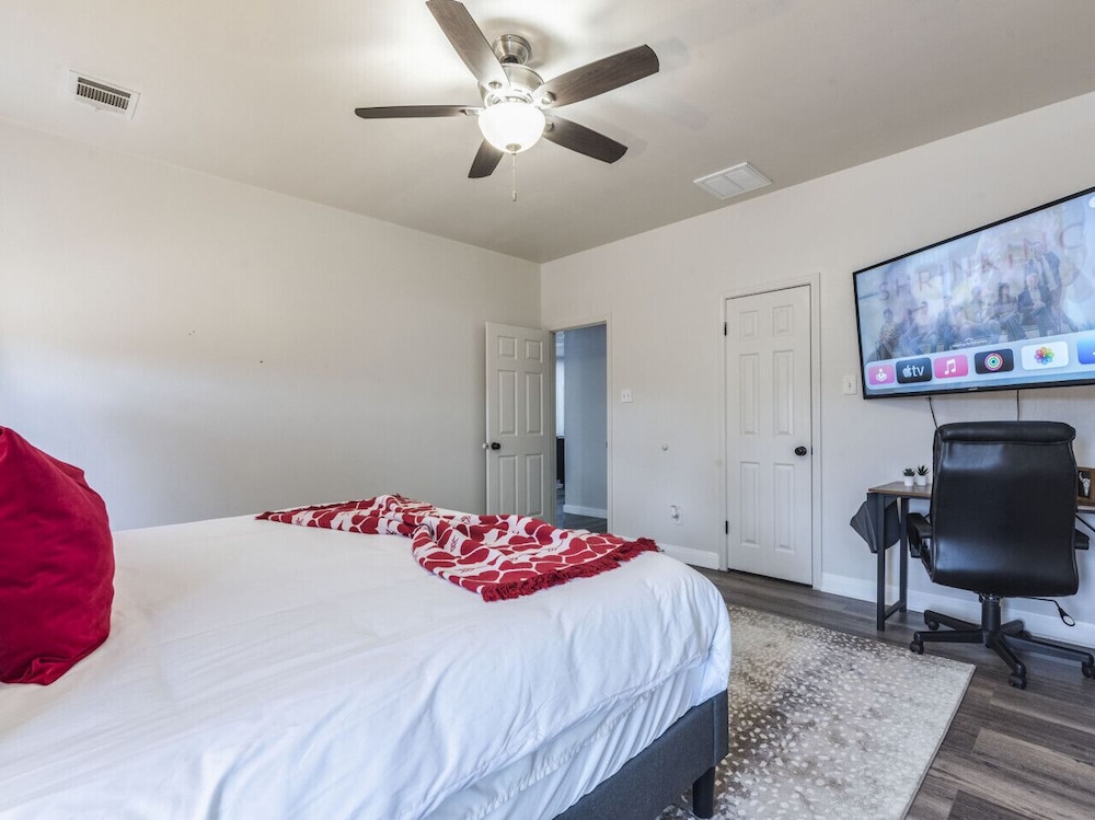 NorthATX Urban Oasis Pool 5BR 2BA Game room Office - Pflugerville | Vrbo