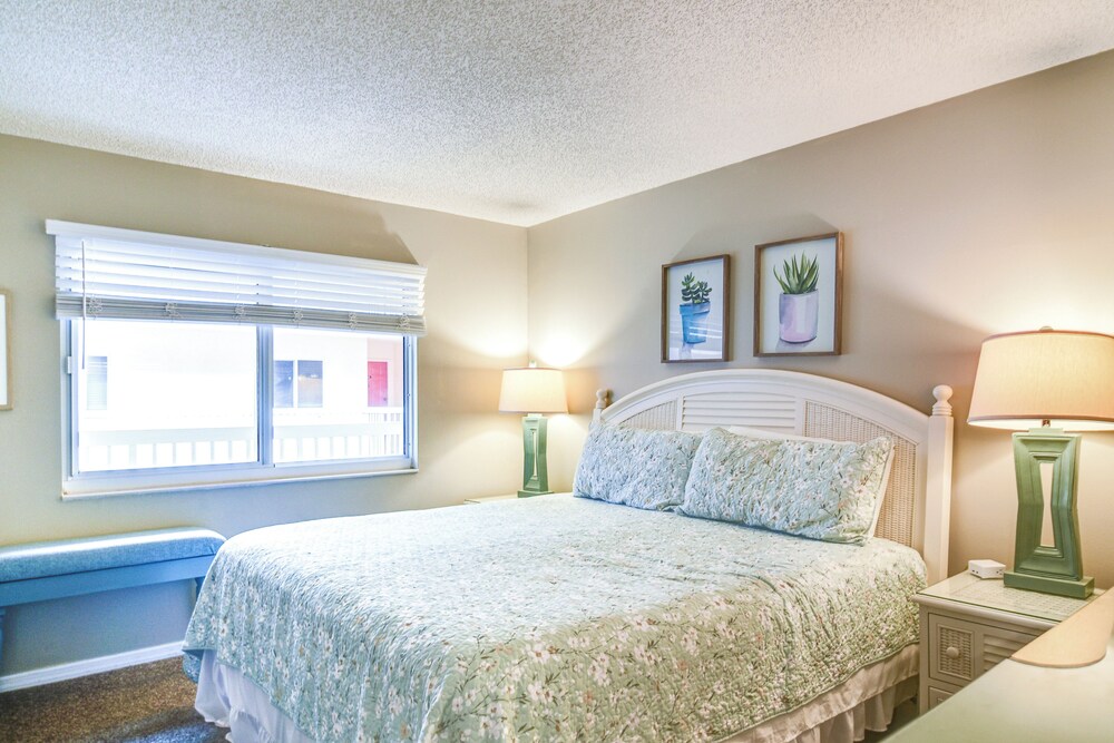 Steps to Beach, Pool Access: Indian Shores Condo - Indian Shores | Vrbo