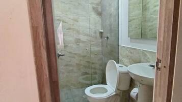 Quarto Duplo Standard, várias camas, vista para o jardim | Casa de banho | Um polibã, um chuveiro fixo, toalhas fornecidas, sabão