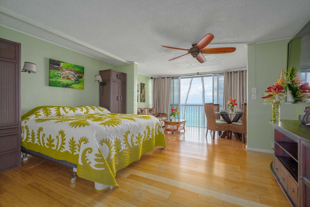 spectacular ocean front studio condo, Magic sands, ideal view and ...