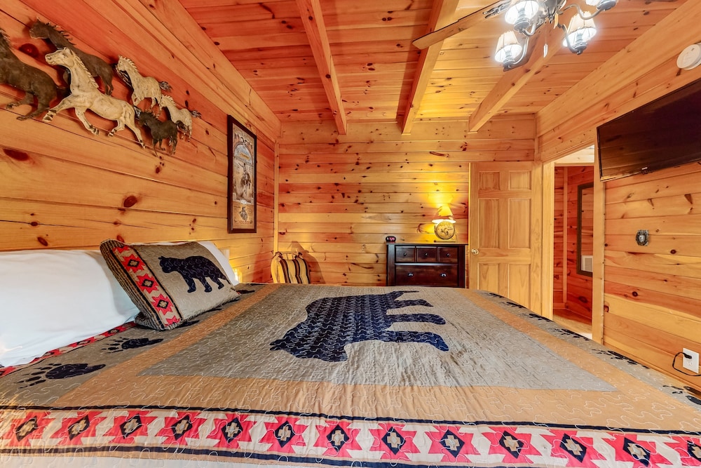 Forest-view Cabin With Pool, Hot Tub, Fireplace, Deck, & Free Attraction Tickets - Dandridge, TN