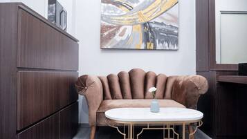 Apartamento, 2 quartos | Área de estar | TV de tela plana