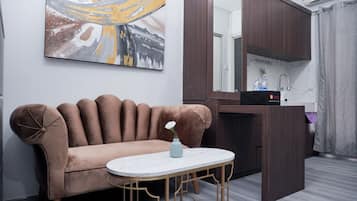 Apartamento, 2 quartos | Área de estar | TV de tela plana