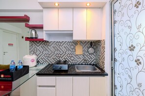 Apartamento, 2 quartos | Cozinha privada | Um frigorífico/congelador grande, uma placa de cozinha 